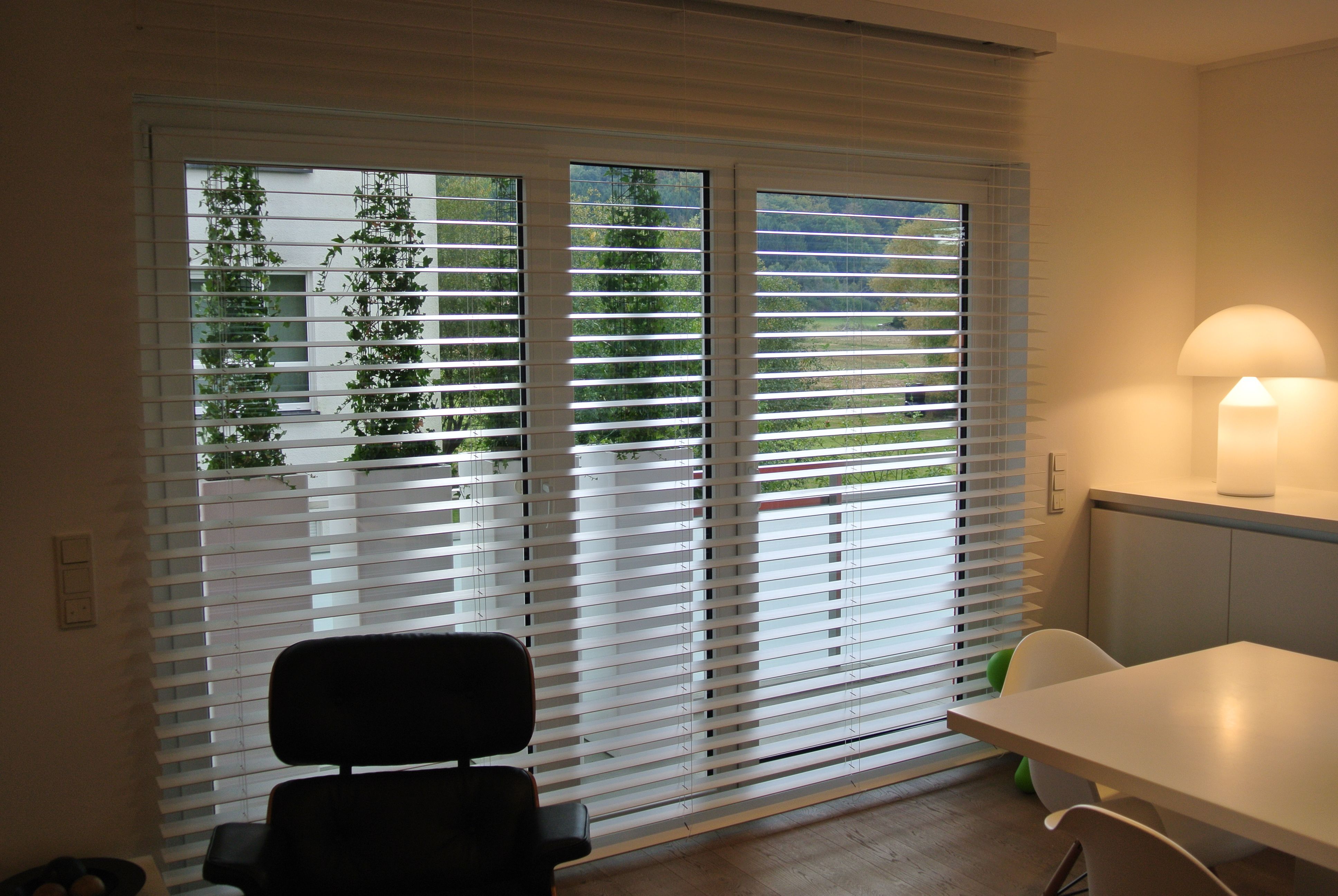 STORE VENITIEN BOIS MOTORISE « TOPBLIND » (LUXEMBOURG) | Ruban Jaune